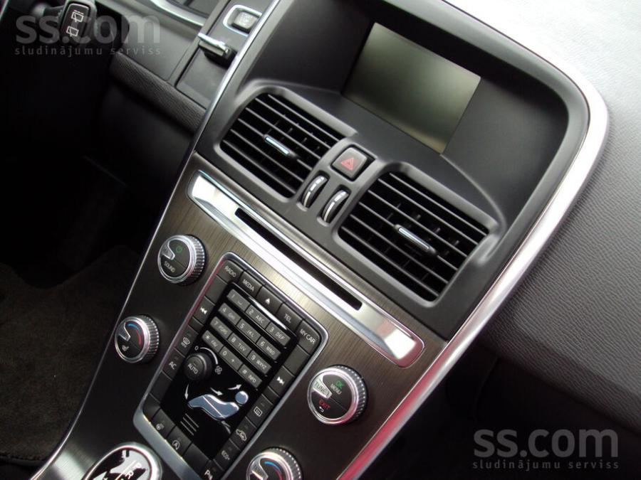 White Volvo XC60 2015 in Riga, with an engine capacity of 2.00 L and mileage of 104 thousand km for 16500 €, photo 9 on AUTOMOTO.COM.LV