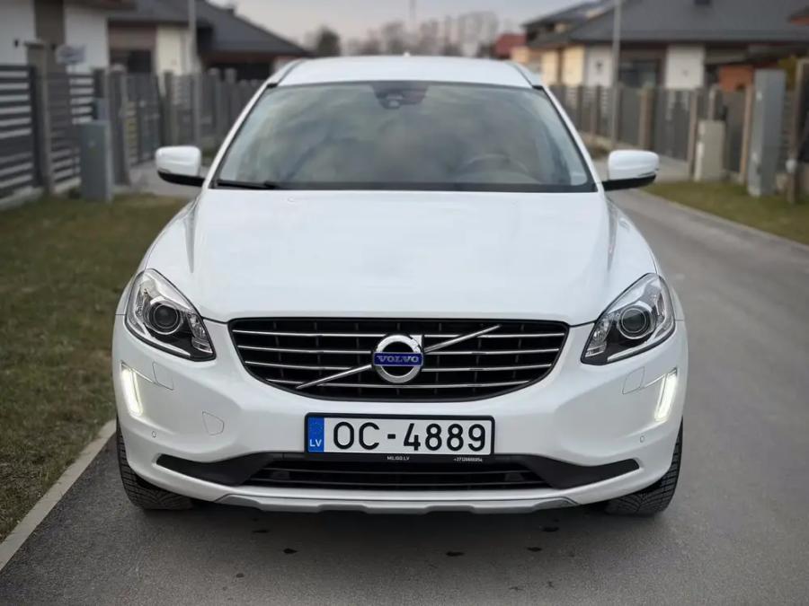 White Volvo XC60 2015 in Jelgava, with an engine capacity of 2.00 L and mileage of 245 thousand km for 13800 €, photo 8 on AUTOMOTO.COM.LV