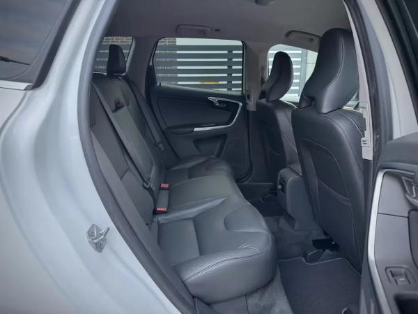 Balts Volvo XC60 2015 Jelgava, ar dzinēja tilpumu 2.00 L un nobraukumu 245 tūkst. km par 13800 €, foto 10 vietnē AUTOMOTO.COM.LV