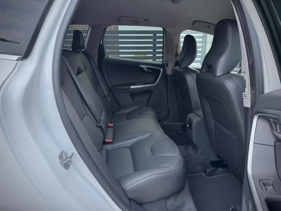 White Volvo XC60 2015 in Jelgava, with an engine capacity of 2.00 L and mileage of 245 thousand km for 13800 €, photo 11 on AUTOMOTO.COM.LV