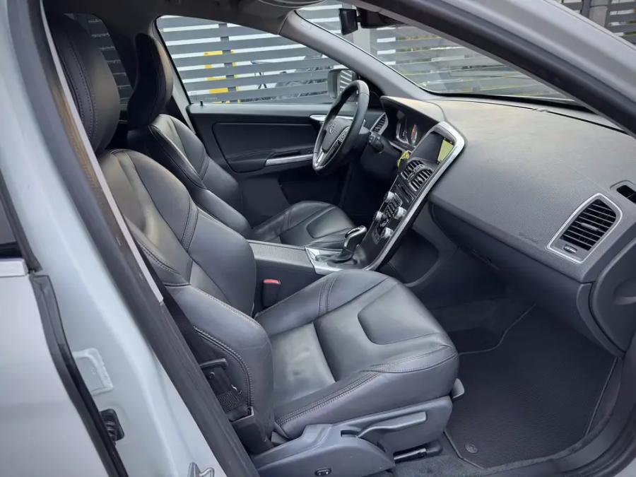 White Volvo XC60 2015 in Jelgava, with an engine capacity of 2.00 L and mileage of 245 thousand km for 13800 €, photo 12 on AUTOMOTO.COM.LV