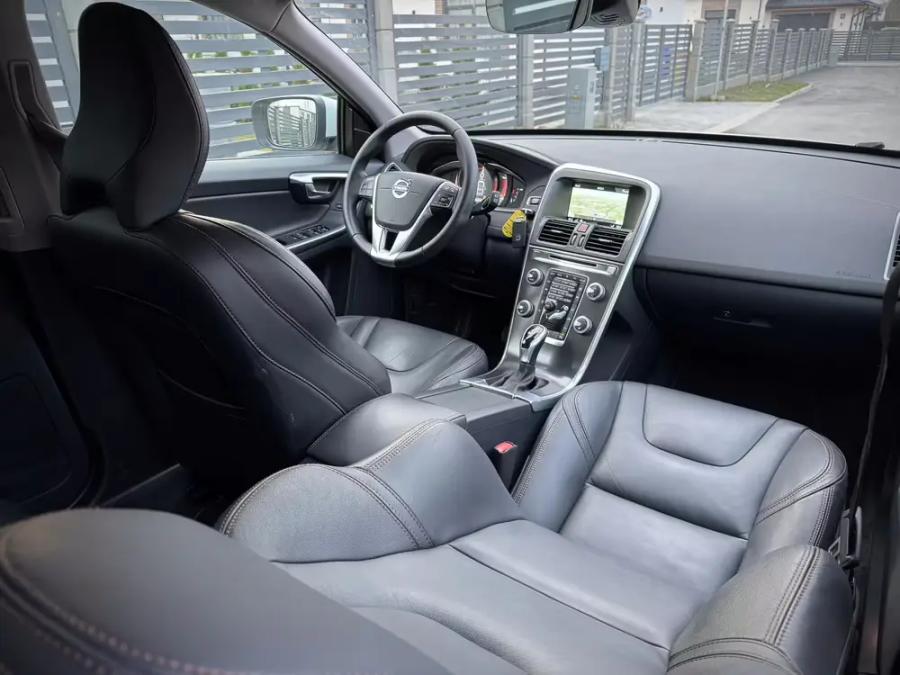 White Volvo XC60 2015 in Jelgava, with an engine capacity of 2.00 L and mileage of 245 thousand km for 13800 €, photo 13 on AUTOMOTO.COM.LV