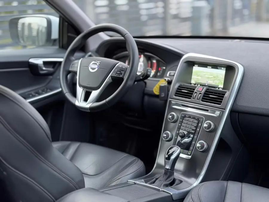 White Volvo XC60 2015 in Jelgava, with an engine capacity of 2.00 L and mileage of 245 thousand km for 13800 €, photo 14 on AUTOMOTO.COM.LV