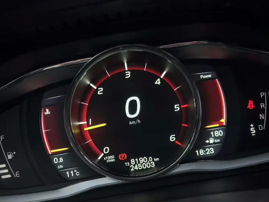 White Volvo XC60 2015 in Jelgava, with an engine capacity of 2.00 L and mileage of 245 thousand km for 13800 €, photo 19 on AUTOMOTO.COM.LV