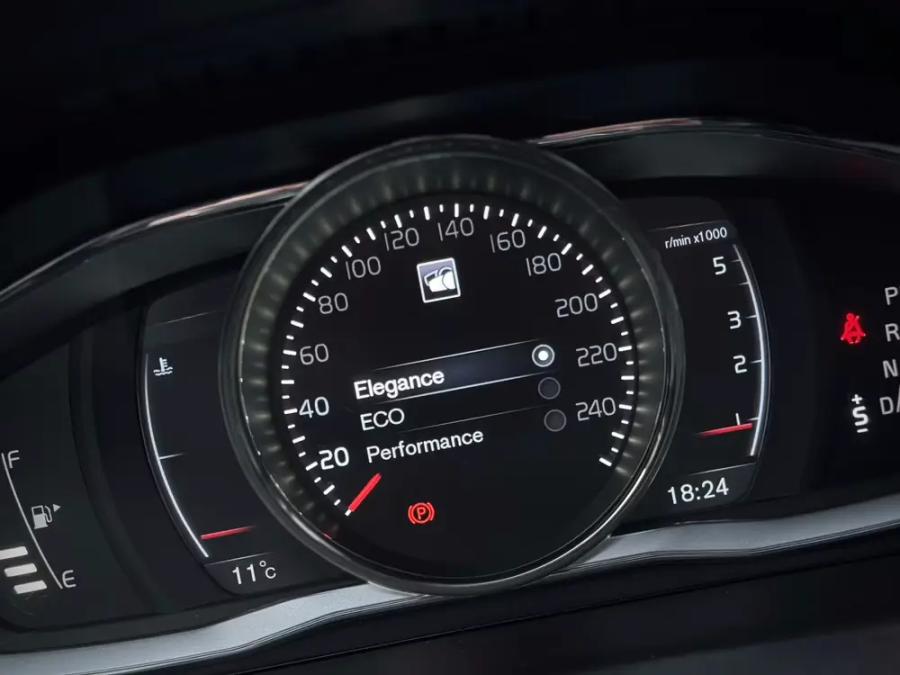 White Volvo XC60 2015 in Jelgava, with an engine capacity of 2.00 L and mileage of 245 thousand km for 13800 €, photo 20 on AUTOMOTO.COM.LV
