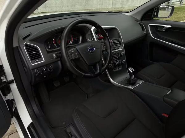 Белый Вольво ХС60 2015 в Рига, объемом двигателя 2.00 л и пробегом 245 тыс. км за 9990 €, фото 8 на AUTOMOTO.COM.LV