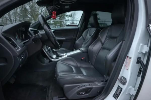 Balts Volvo XC60 2015 Liepāja, ar dzinēja tilpumu 2.00 L un nobraukumu 263 tūkst. km par 15350 €, foto 8 vietnē AUTOMOTO.COM.LV