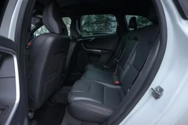 Balts Volvo XC60 2015 Liepāja, ar dzinēja tilpumu 2.00 L un nobraukumu 263 tūkst. km par 15350 €, foto 9 vietnē AUTOMOTO.COM.LV