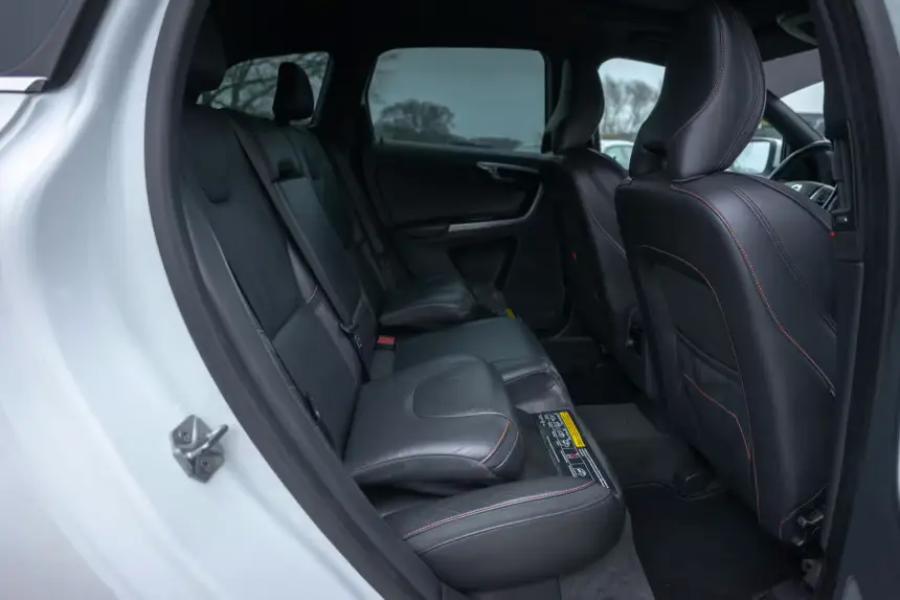 Balts Volvo XC60 2015 Liepāja, ar dzinēja tilpumu 2.00 L un nobraukumu 263 tūkst. km par 15350 €, foto 12 vietnē AUTOMOTO.COM.LV