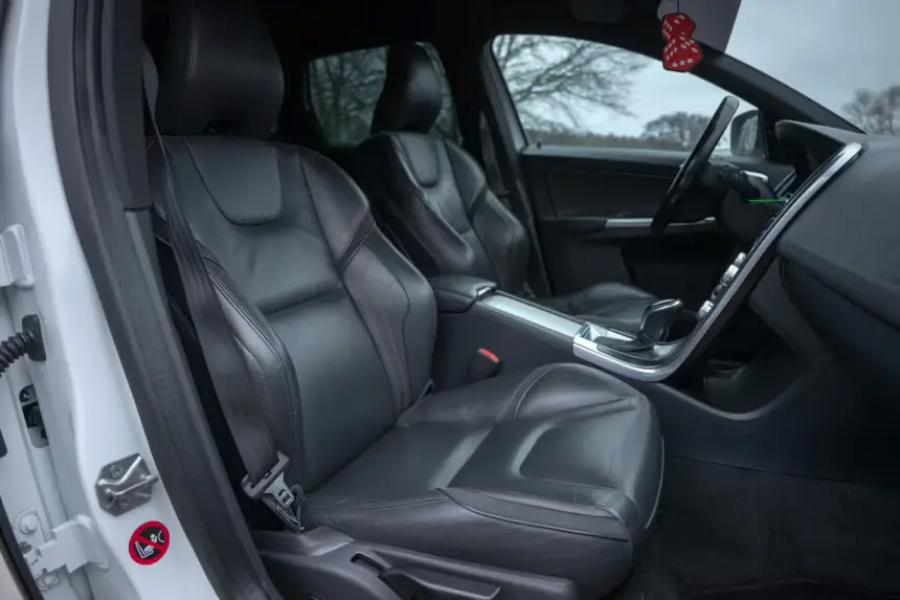 Balts Volvo XC60 2015 Liepāja, ar dzinēja tilpumu 2.00 L un nobraukumu 263 tūkst. km par 15350 €, foto 13 vietnē AUTOMOTO.COM.LV