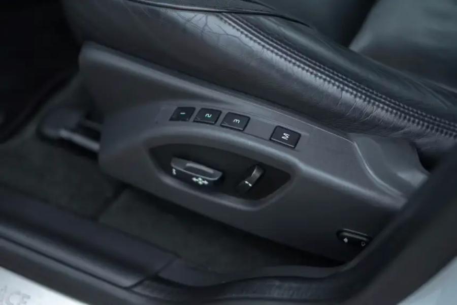 Balts Volvo XC60 2015 Liepāja, ar dzinēja tilpumu 2.00 L un nobraukumu 263 tūkst. km par 15350 €, foto 24 vietnē AUTOMOTO.COM.LV