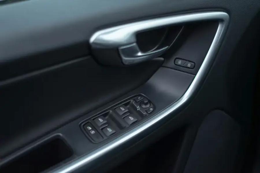 Balts Volvo XC60 2015 Liepāja, ar dzinēja tilpumu 2.00 L un nobraukumu 263 tūkst. km par 15350 €, foto 31 vietnē AUTOMOTO.COM.LV