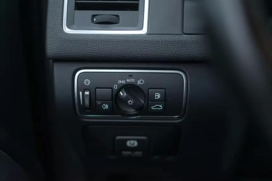 Balts Volvo XC60 2015 Liepāja, ar dzinēja tilpumu 2.00 L un nobraukumu 263 tūkst. km par 15350 €, foto 32 vietnē AUTOMOTO.COM.LV