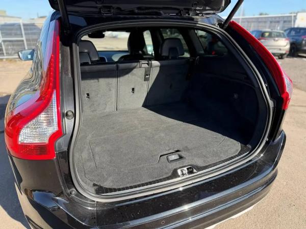 White Volvo XC60 2015 in Riga, with an engine capacity of 2.00 L and mileage of 17 thousand km for 12500 €, photo 4 on AUTOMOTO.COM.LV