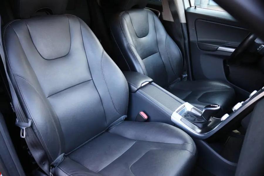 Balts Volvo XC60 2015 Rīga, ar dzinēja tilpumu 2.30 L un nobraukumu 242 tūkst. km par 11500 €, foto 16 vietnē AUTOMOTO.COM.LV