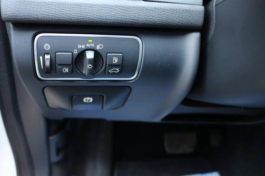 Balts Volvo XC60 2015 Rīga, ar dzinēja tilpumu 2.30 L un nobraukumu 242 tūkst. km par 11500 €, foto 18 vietnē AUTOMOTO.COM.LV