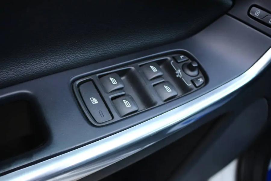 Balts Volvo XC60 2015 Rīga, ar dzinēja tilpumu 2.30 L un nobraukumu 242 tūkst. km par 11500 €, foto 19 vietnē AUTOMOTO.COM.LV