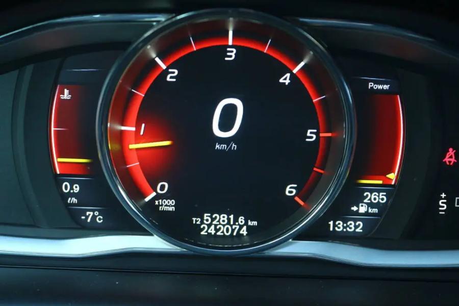 Balts Volvo XC60 2015 Rīga, ar dzinēja tilpumu 2.30 L un nobraukumu 242 tūkst. km par 11500 €, foto 21 vietnē AUTOMOTO.COM.LV