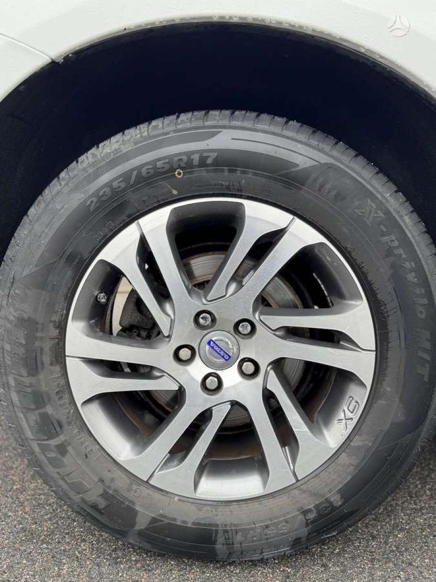White Volvo XC60 2015 in Vilnius, with an engine capacity of 1.98 L and mileage of 270 thousand km for 11300 €, photo 8 on AUTOMOTO.COM.LV
