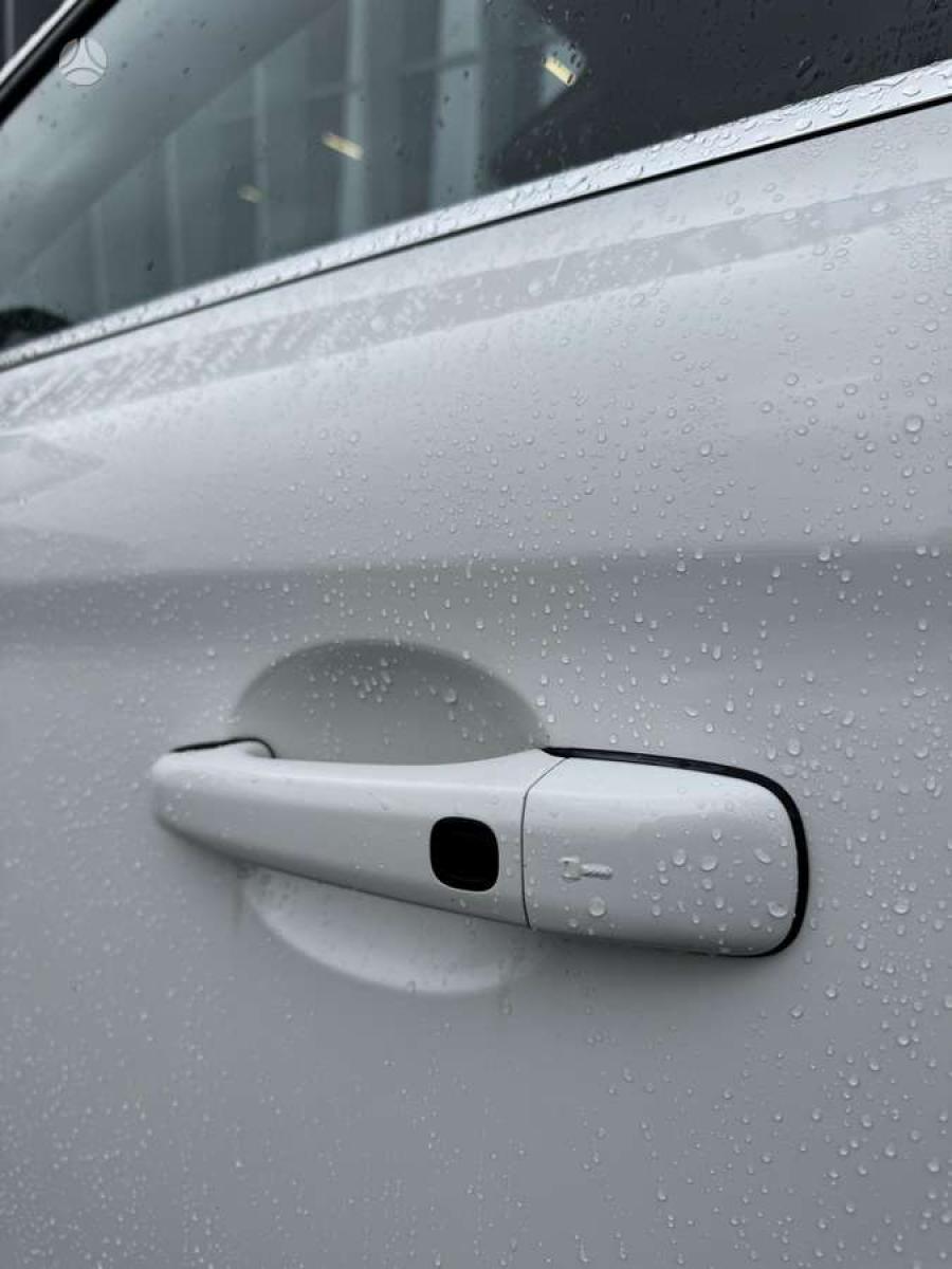 White Volvo XC60 2015 in Vilnius, with an engine capacity of 1.98 L and mileage of 270 thousand km for 11300 €, photo 11 on AUTOMOTO.COM.LV