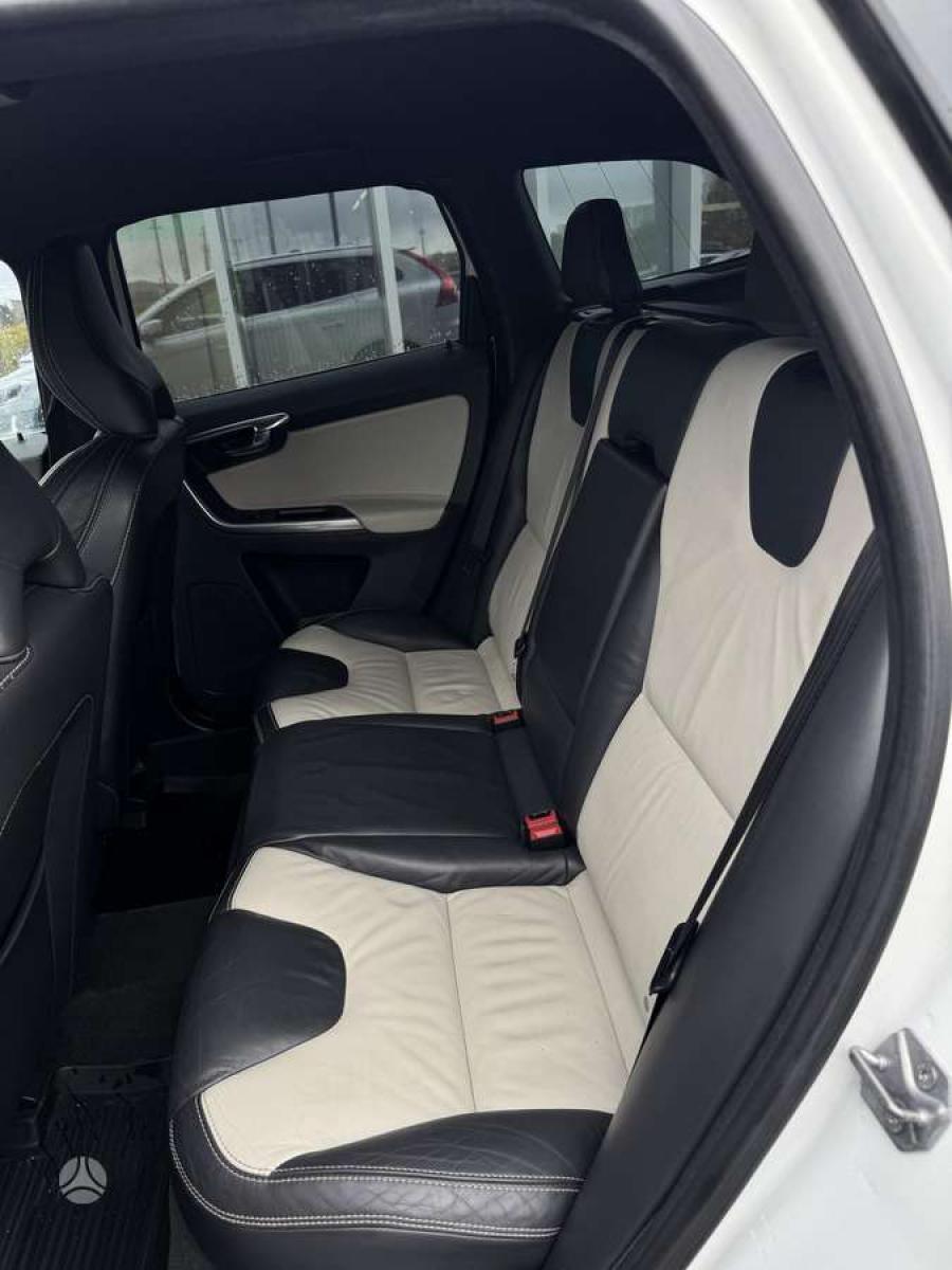 White Volvo XC60 2015 in Vilnius, with an engine capacity of 1.98 L and mileage of 270 thousand km for 11300 €, photo 12 on AUTOMOTO.COM.LV