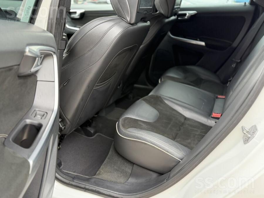 White Volvo XC60 2015 in Riga, with an engine capacity of 2.00 L and mileage of 217 thousand km for 13900 €, photo 16 on AUTOMOTO.COM.LV
