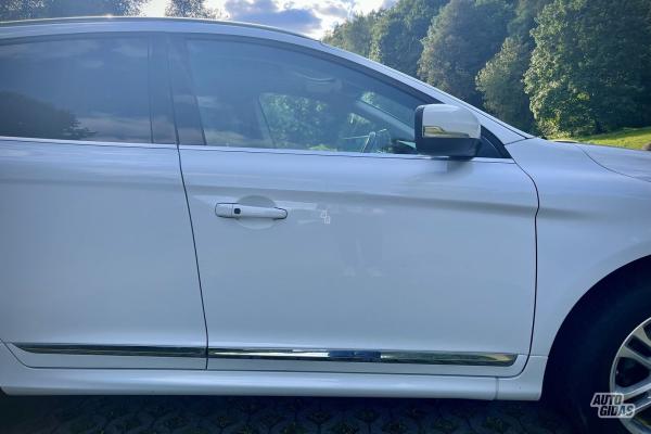 White Volvo XC60 2015 in Vilnius, with an engine capacity of 2.50 L and mileage of 247 thousand km for 10800 €, photo 4 on AUTOMOTO.COM.LV