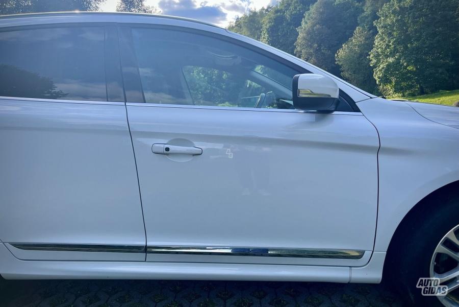 White Volvo XC60 2015 in Vilnius, with an engine capacity of 2.50 L and mileage of 247 thousand km for 10800 €, photo 5 on AUTOMOTO.COM.LV