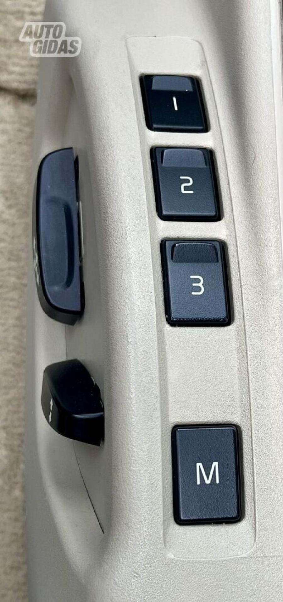 White Volvo XC60 2015 in Vilnius, with an engine capacity of 2.50 L and mileage of 247 thousand km for 10800 €, photo 24 on AUTOMOTO.COM.LV