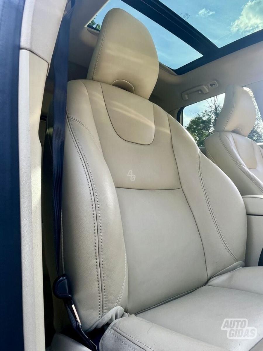 White Volvo XC60 2015 in Vilnius, with an engine capacity of 2.50 L and mileage of 247 thousand km for 10800 €, photo 26 on AUTOMOTO.COM.LV