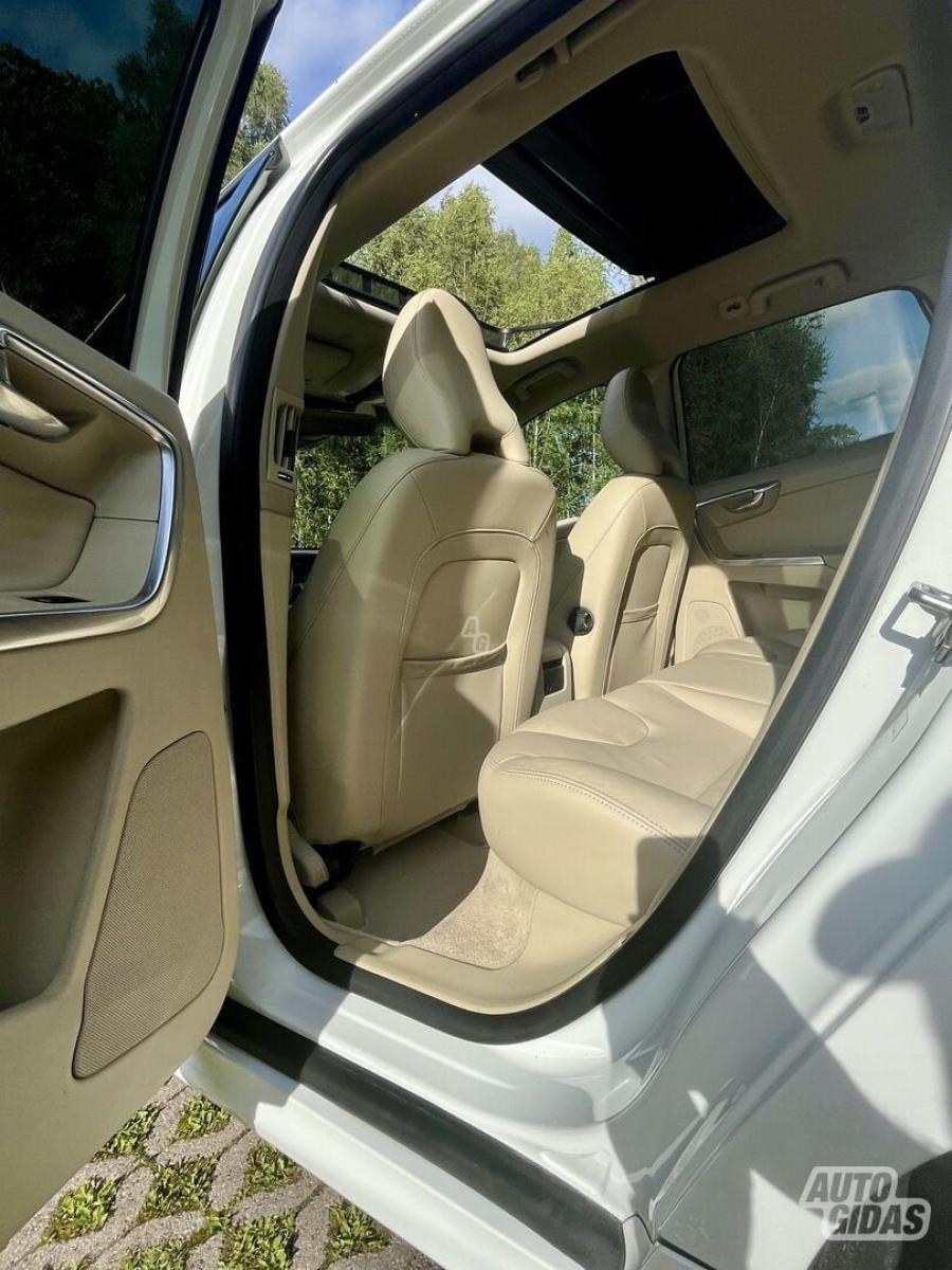 White Volvo XC60 2015 in Vilnius, with an engine capacity of 2.50 L and mileage of 247 thousand km for 10800 €, photo 29 on AUTOMOTO.COM.LV