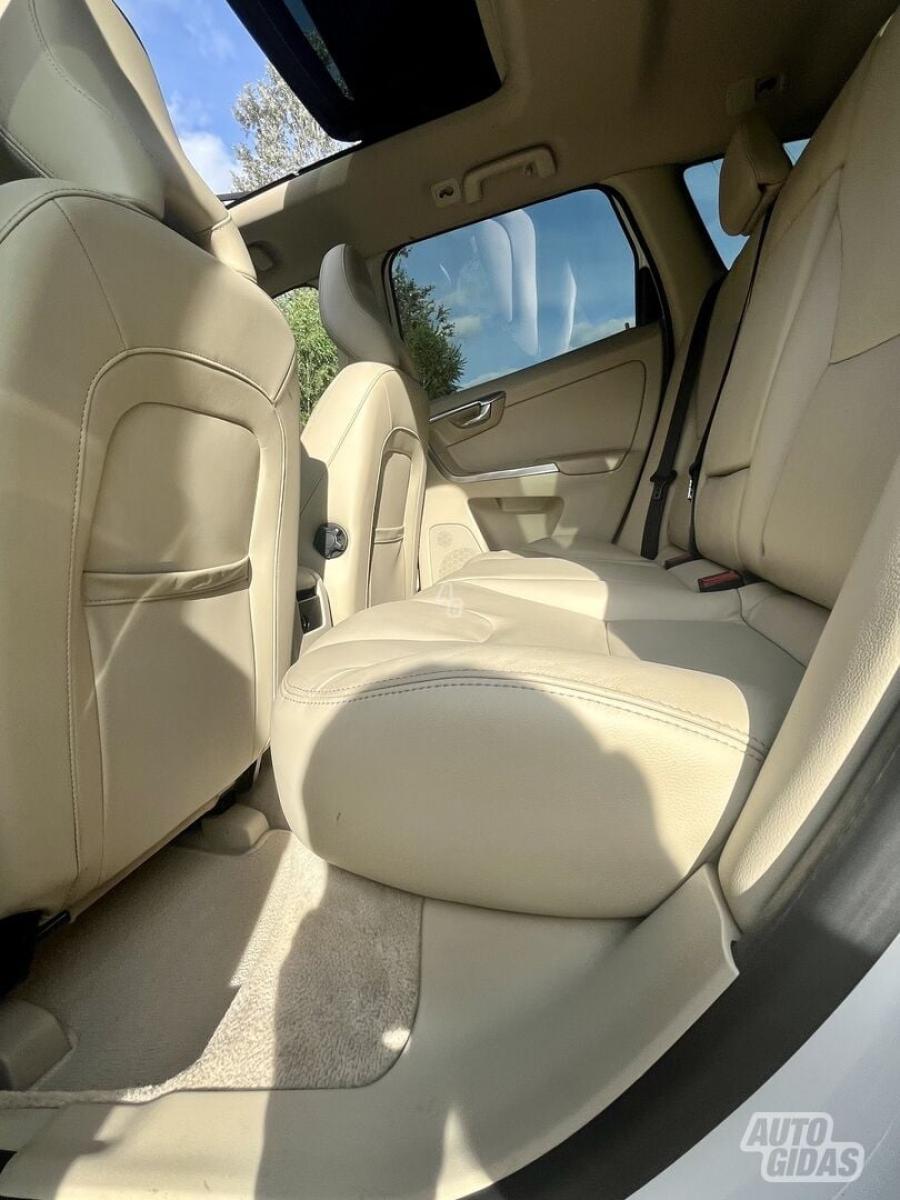 White Volvo XC60 2015 in Vilnius, with an engine capacity of 2.50 L and mileage of 247 thousand km for 10800 €, photo 30 on AUTOMOTO.COM.LV
