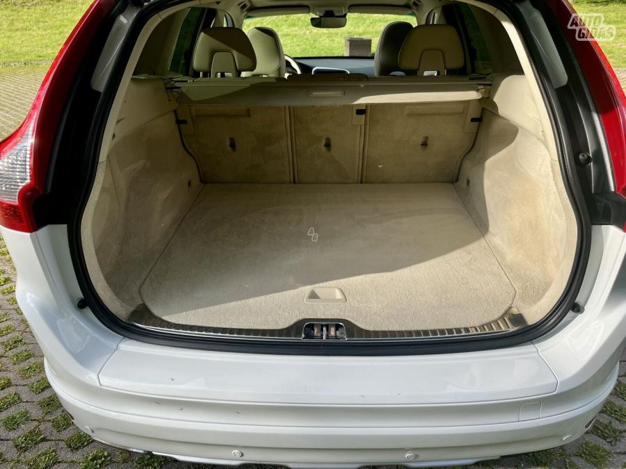 White Volvo XC60 2015 in Vilnius, with an engine capacity of 2.50 L and mileage of 247 thousand km for 10800 €, photo 31 on AUTOMOTO.COM.LV