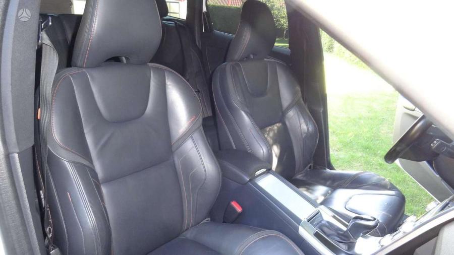 Balts Volvo XC60 2015 Joniškis, ar dzinēja tilpumu 2.40 L un nobraukumu 217 tūkst. km par 14249 €, foto 24 vietnē AUTOMOTO.COM.LV