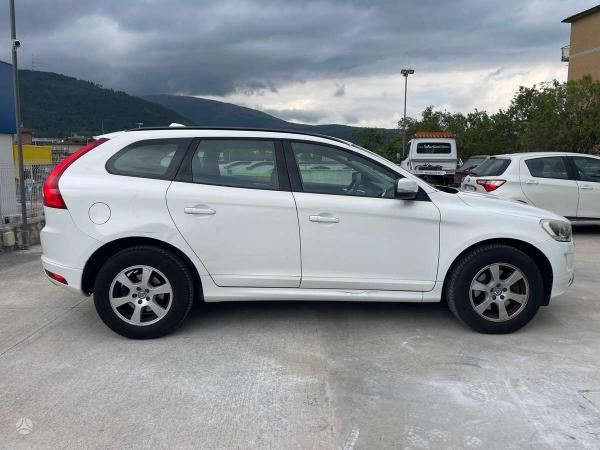White Volvo XC60 2015 in Siauliai, with an engine capacity of 2.40 L and mileage of 249 thousand km for 9200 €, photo 4 on AUTOMOTO.COM.LV