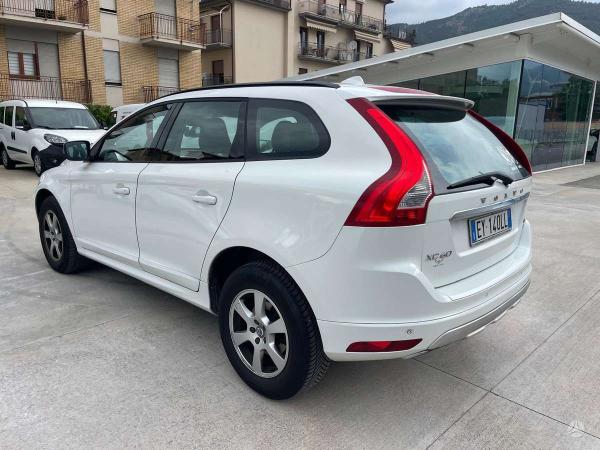 White Volvo XC60 2015 in Siauliai, with an engine capacity of 2.40 L and mileage of 249 thousand km for 9200 €, photo 6 on AUTOMOTO.COM.LV