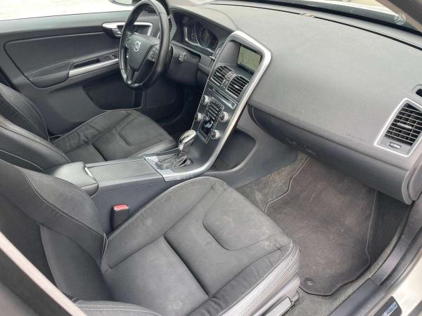 White Volvo XC60 2015 in Siauliai, with an engine capacity of 2.40 L and mileage of 249 thousand km for 9200 €, photo 8 on AUTOMOTO.COM.LV