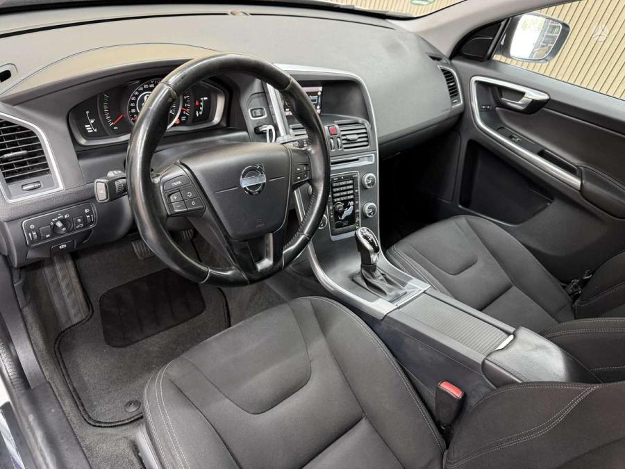 White Volvo XC60 2015 in Marijampole, with an engine capacity of 2.40 L and mileage of 229 thousand km for 12799 €, photo 3 on AUTOMOTO.COM.LV