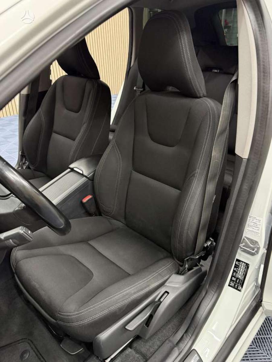 White Volvo XC60 2015 in Marijampole, with an engine capacity of 2.40 L and mileage of 229 thousand km for 12799 €, photo 19 on AUTOMOTO.COM.LV