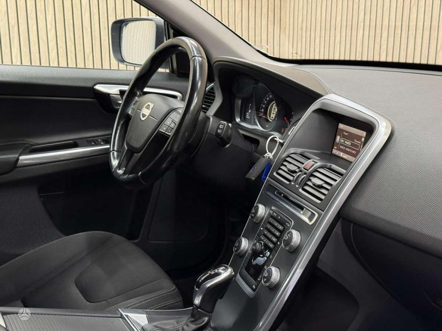 White Volvo XC60 2015 in Marijampole, with an engine capacity of 2.40 L and mileage of 229 thousand km for 12799 €, photo 20 on AUTOMOTO.COM.LV