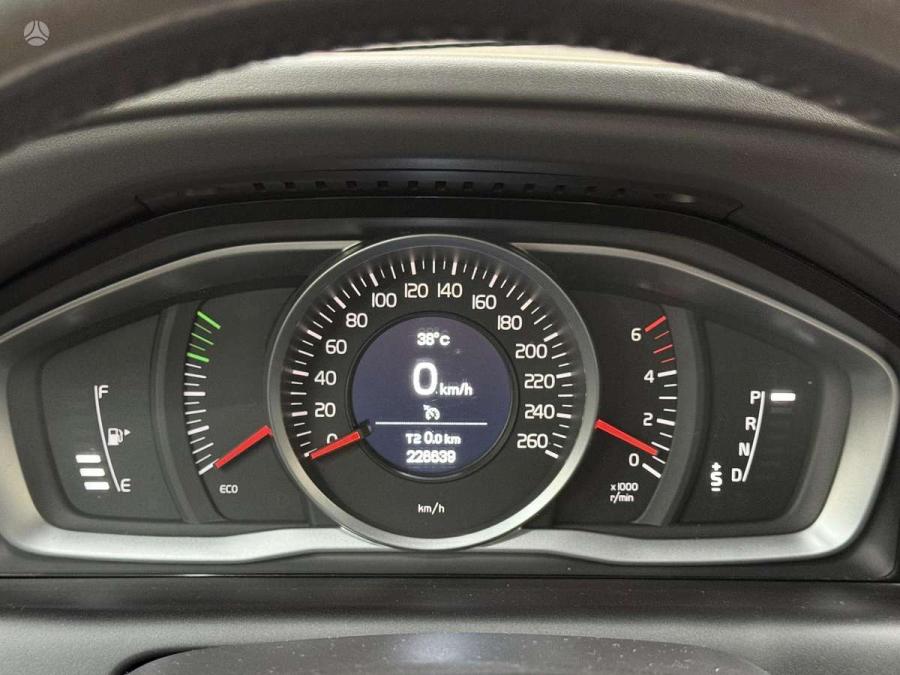 White Volvo XC60 2015 in Marijampole, with an engine capacity of 2.40 L and mileage of 229 thousand km for 12799 €, photo 25 on AUTOMOTO.COM.LV