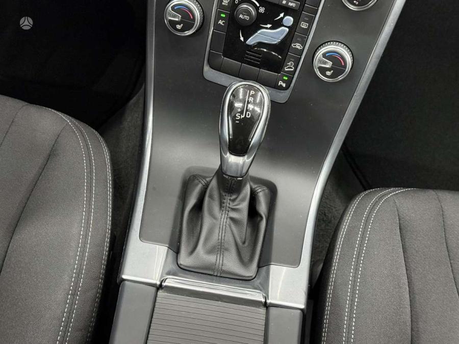 White Volvo XC60 2015 in Marijampole, with an engine capacity of 2.40 L and mileage of 229 thousand km for 12799 €, photo 29 on AUTOMOTO.COM.LV