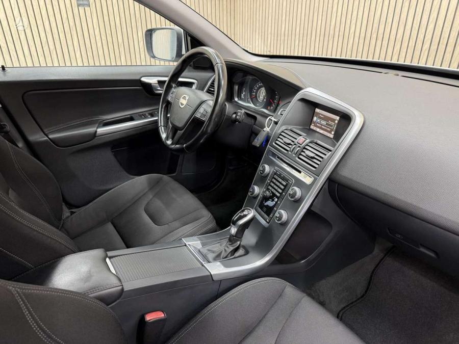 White Volvo XC60 2015 in Marijampole, with an engine capacity of 2.40 L and mileage of 229 thousand km for 12799 €, photo 30 on AUTOMOTO.COM.LV
