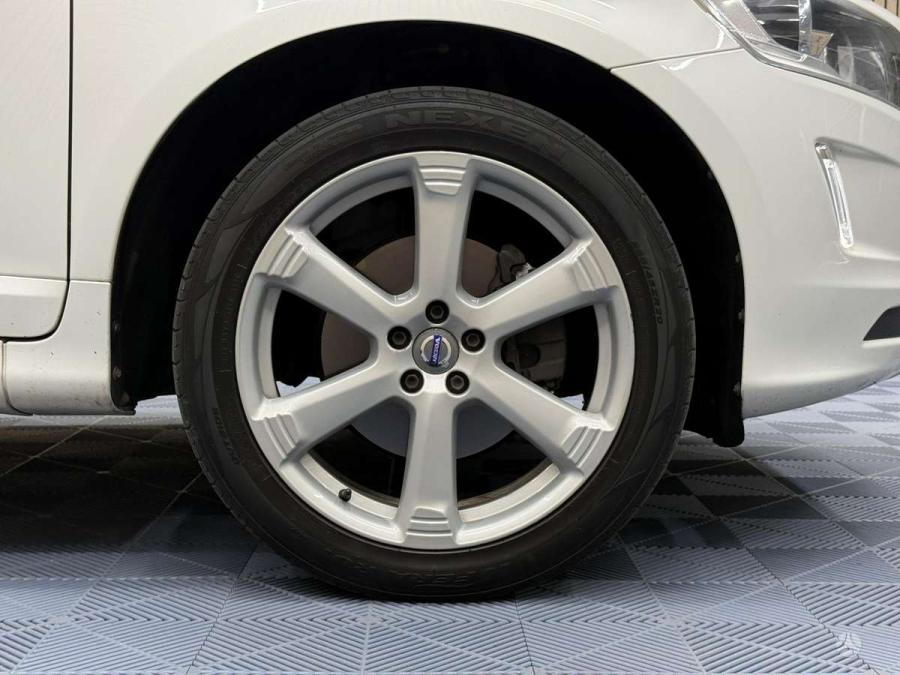 White Volvo XC60 2015 in Marijampole, with an engine capacity of 2.40 L and mileage of 229 thousand km for 12799 €, photo 32 on AUTOMOTO.COM.LV