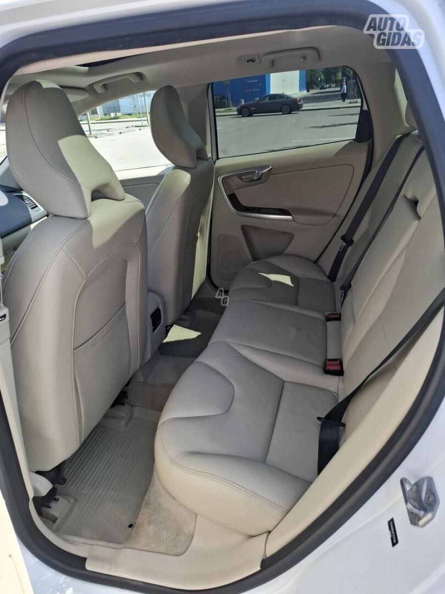 White Volvo XC60 2015 in Klaipeda, with an engine capacity of 3.00 L and mileage of 227 thousand km for 11600 €, photo 6 on AUTOMOTO.COM.LV