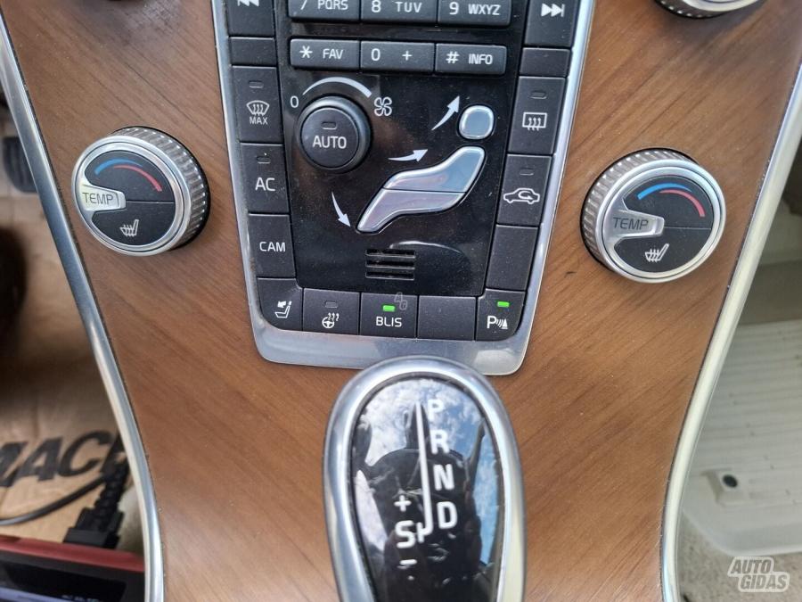 White Volvo XC60 2015 in Klaipeda, with an engine capacity of 3.00 L and mileage of 227 thousand km for 11600 €, photo 4 on AUTOMOTO.COM.LV