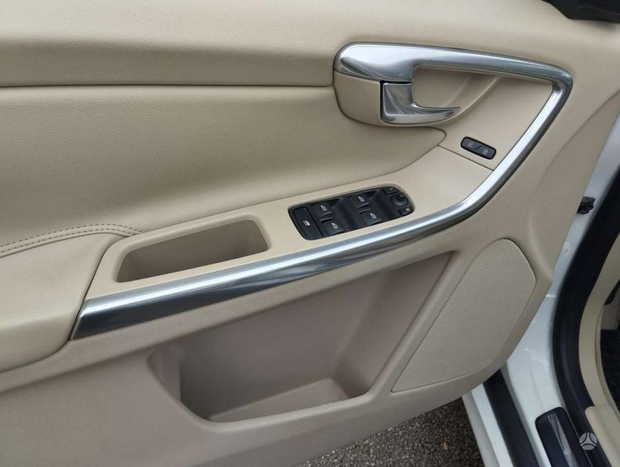 Balts Volvo XC60 2015 Šauļi, ar dzinēja tilpumu 1.97 L un nobraukumu 205 tūkst. km par 12500 €, foto 16 vietnē AUTOMOTO.COM.LV