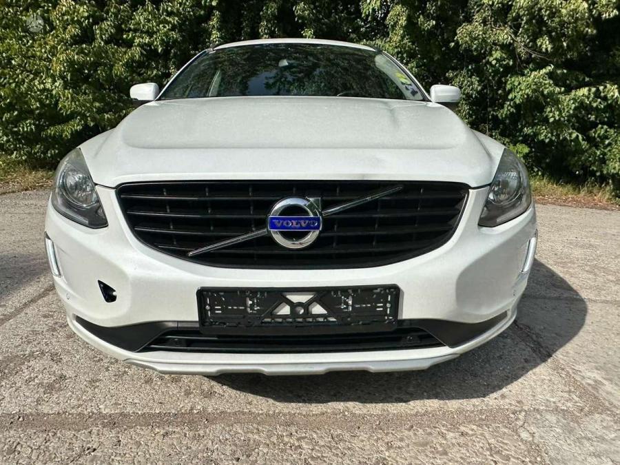 White Volvo XC60 2015 in Siauliai, with an engine capacity of 1.97 L and mileage of 279 thousand km for 8150 €, photo 4 on AUTOMOTO.COM.LV