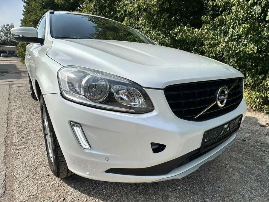 White Volvo XC60 2015 in Siauliai, with an engine capacity of 1.97 L and mileage of 279 thousand km for 8150 €, photo 6 on AUTOMOTO.COM.LV