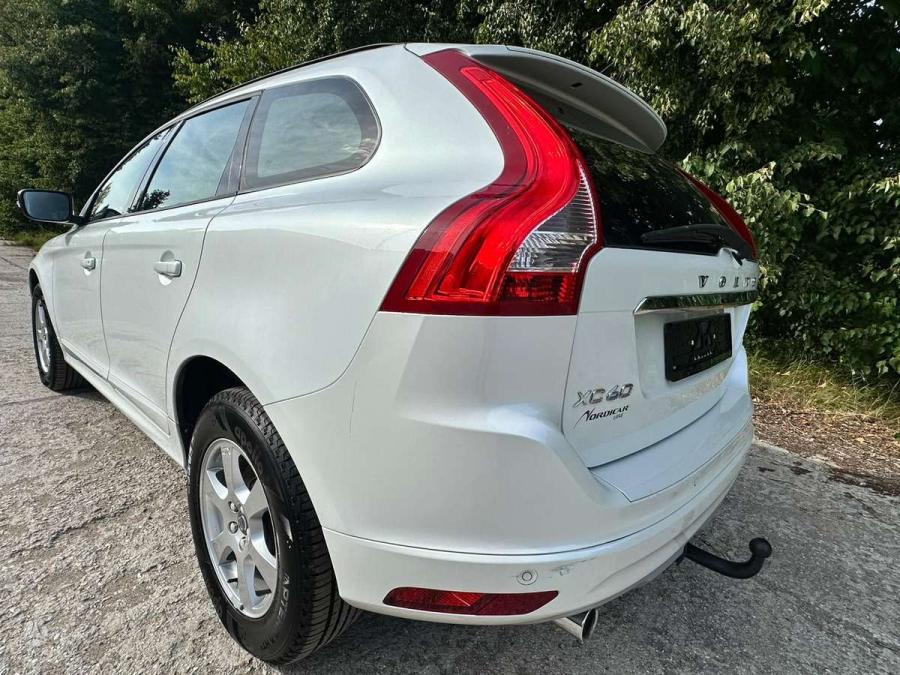 White Volvo XC60 2015 in Siauliai, with an engine capacity of 1.97 L and mileage of 279 thousand km for 8150 €, photo 8 on AUTOMOTO.COM.LV